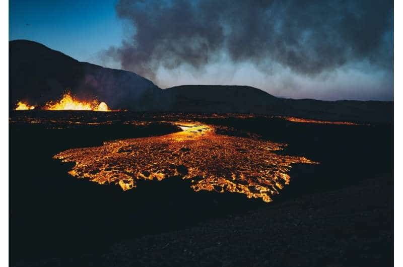 ¿Podrían los fluidos magmáticos y fundidos estar debajo de volcanes ...