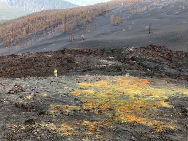 El color de los minerales de las fumarolas informa sobre la temperatura ...